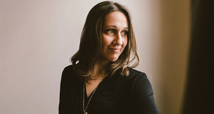 Allie Crummy to Release New Album ‘Honesty’ Oct 29 – CCM Magazine