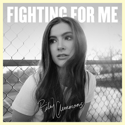 Riley Clemmons Drops New Ballad ‘Fighting For Me’ – CCM Magazine
