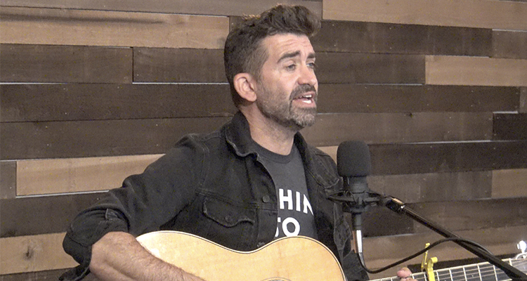 Aaron Shust | 'O Come, O Come Emanuel' (acoustic) | CCM Magazine