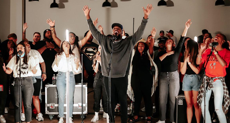 Maverick City Music Album ‘Move Your Heart’ Debuts at #1 – CCM Magazine