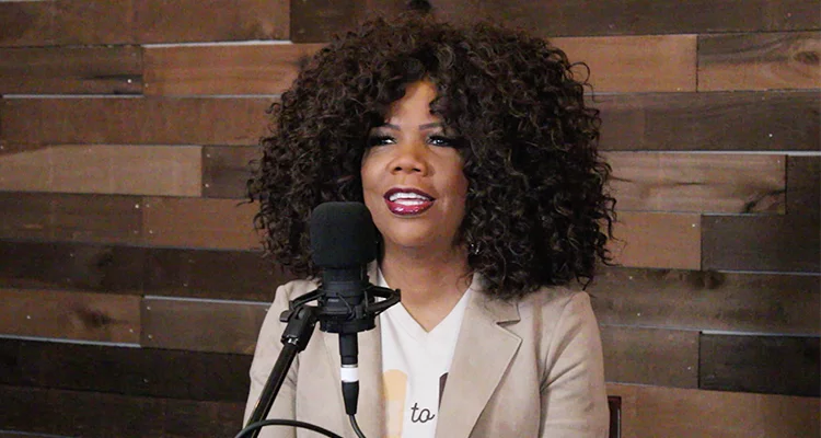 Lynda Randle | ‘Plenty Good Room’ (acoustic) – CCM Magazine