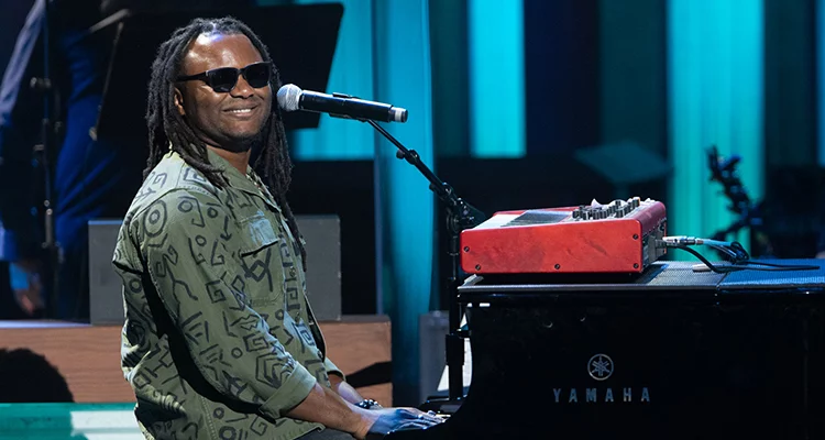 Blessing Offor Makes His Debut on the Grand Ole Opry Stage – CCM Magazine