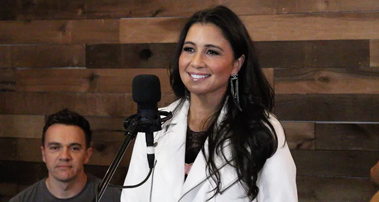 Jodi Essex | ‘Unravel’ (live) – CCM Magazine