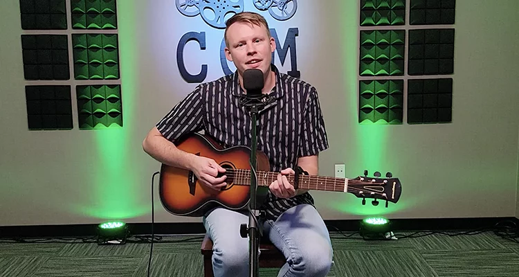 Corey Voss | ‘Hold On’ (acoustic) – CCM Magazine