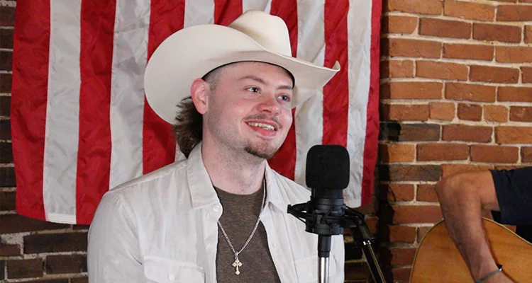 Tyler Booth | ‘Mary’s Arms’ (acoustic) – CCM Magazine