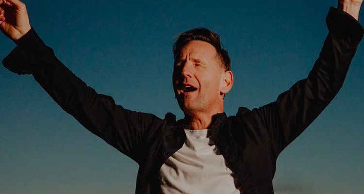 Martin Smith Releases New Song ‘Holy’ Featuring Kari Jobe – CCM Magazine